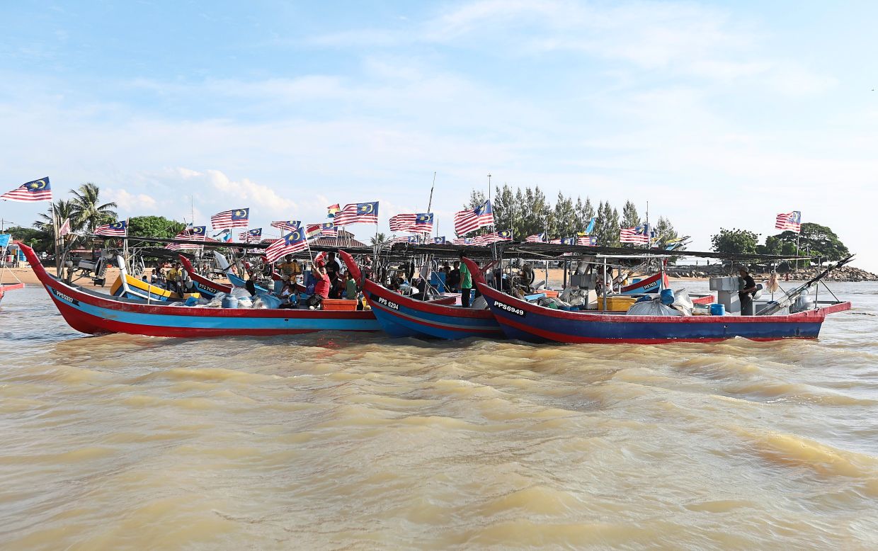 Jalur Gemilang flying high in boat convoy through Kuala Muda | The Star
