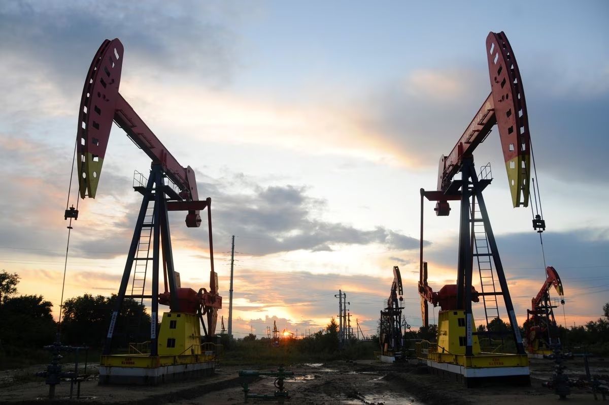 Oil on track for fifth straight weekly gain on tightening market ...