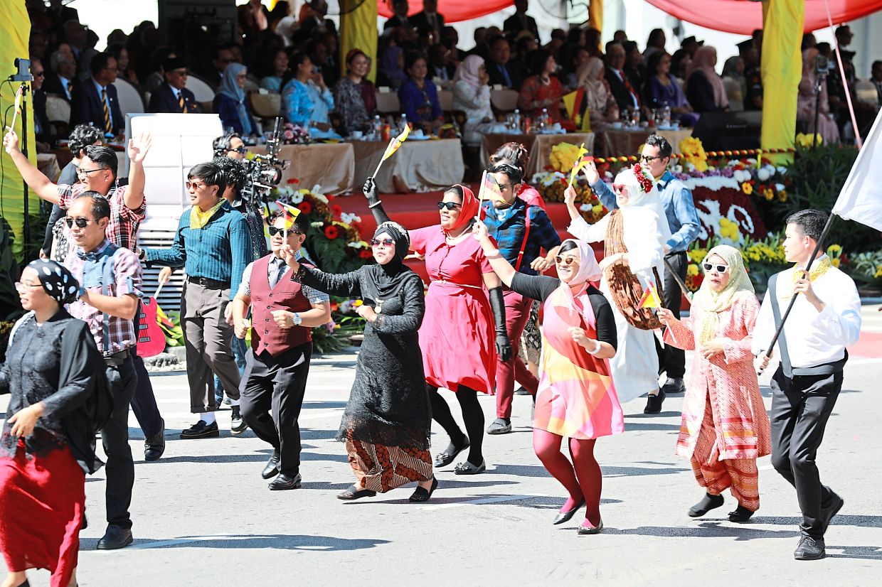 Over 3,000 participants join grand parade to celebrate Sarawak Day ...