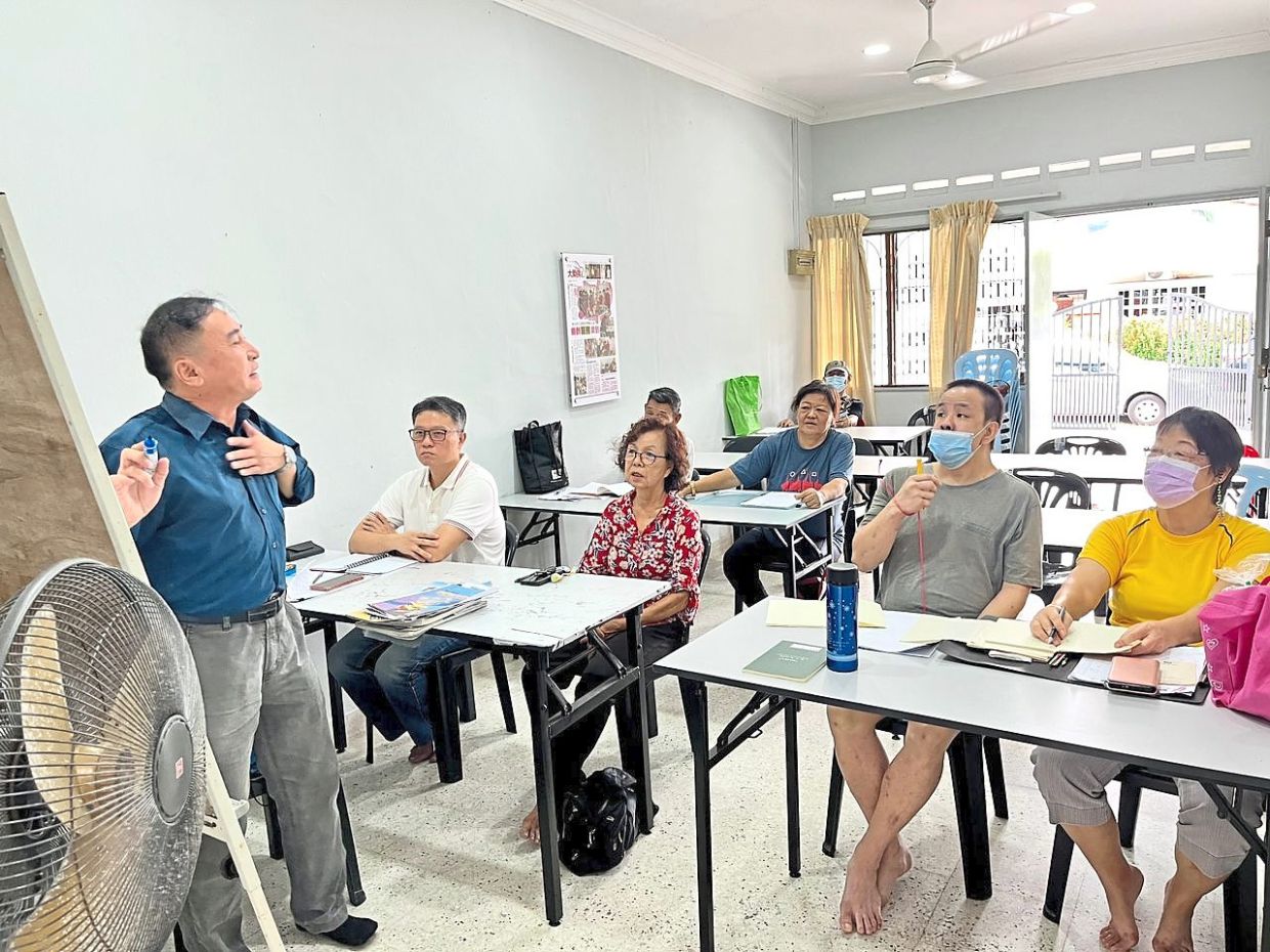 Adults hit the books and pick up Bahasa Malaysia at community classes ...