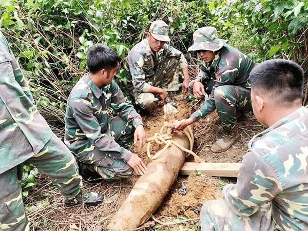 Lao army unit 58 team removes huge bomb in Kasy | The Star