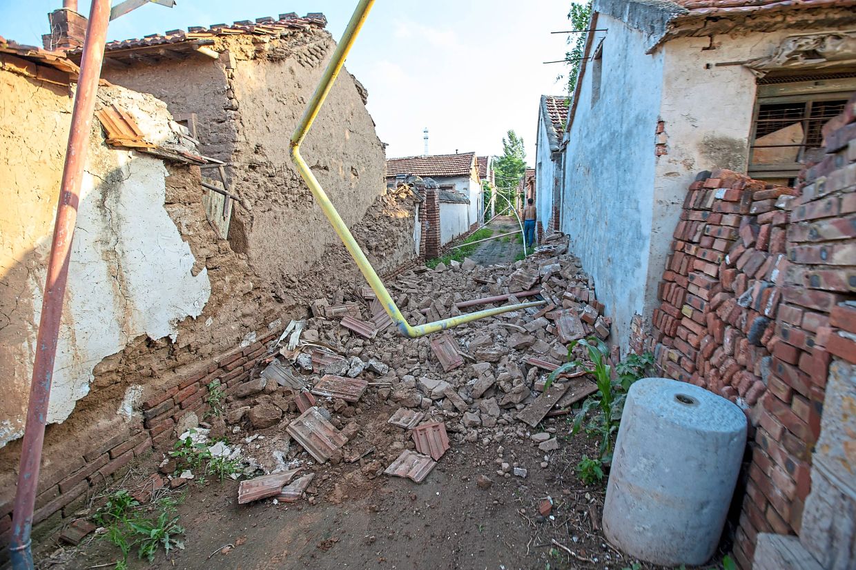 10 hurt in quake, no deaths | The Star