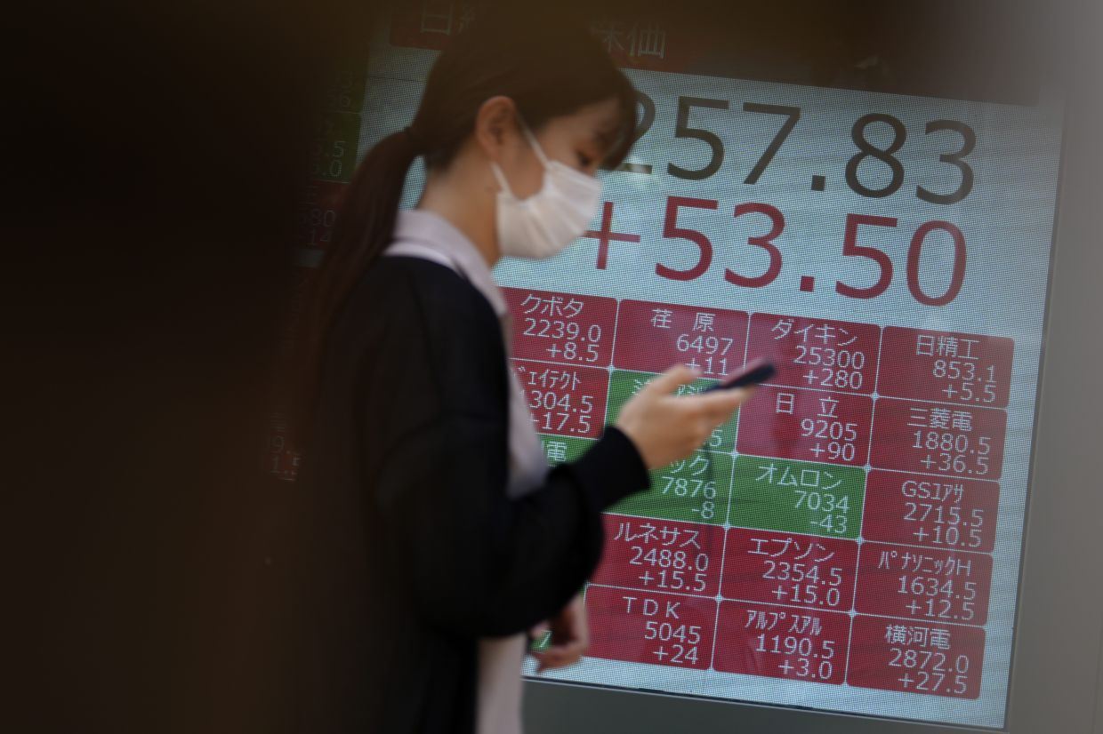 Asian markets fall on China property woes | The Star