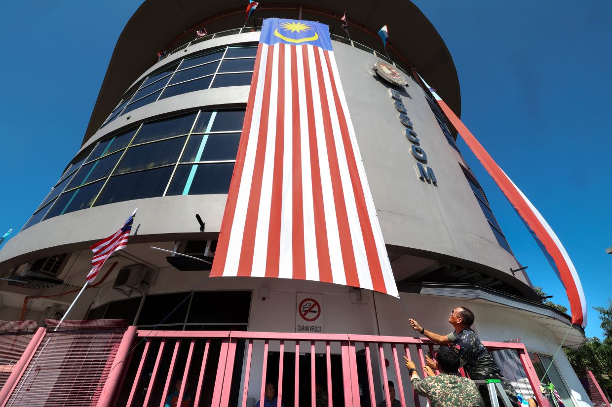 Lahad Datu flies giant Jalur Gemilang for vibrant National Month | The Star