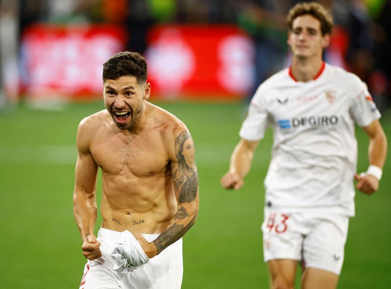 Football: Soccer-Nottingham Forest sign Argentina's Montiel from ...