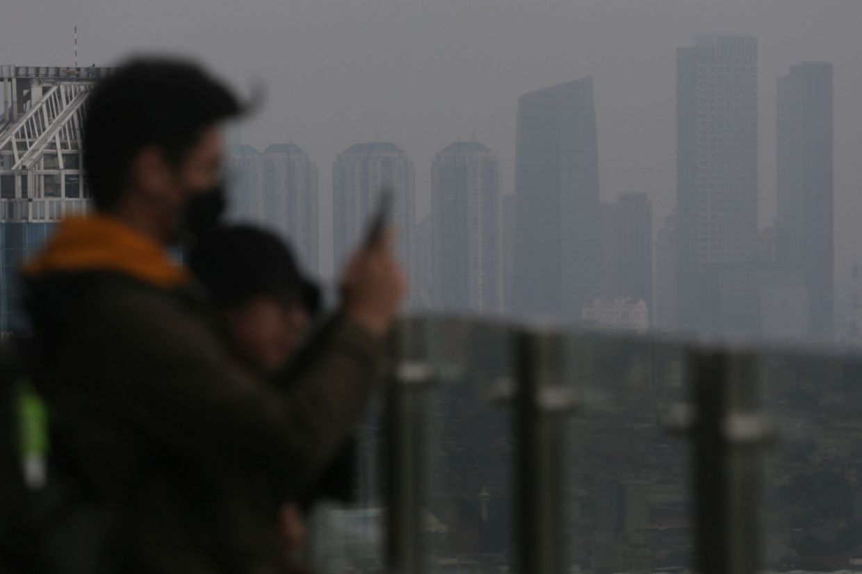 Ministry shuts down factories, to spray mist to reduce air pollution in ...
