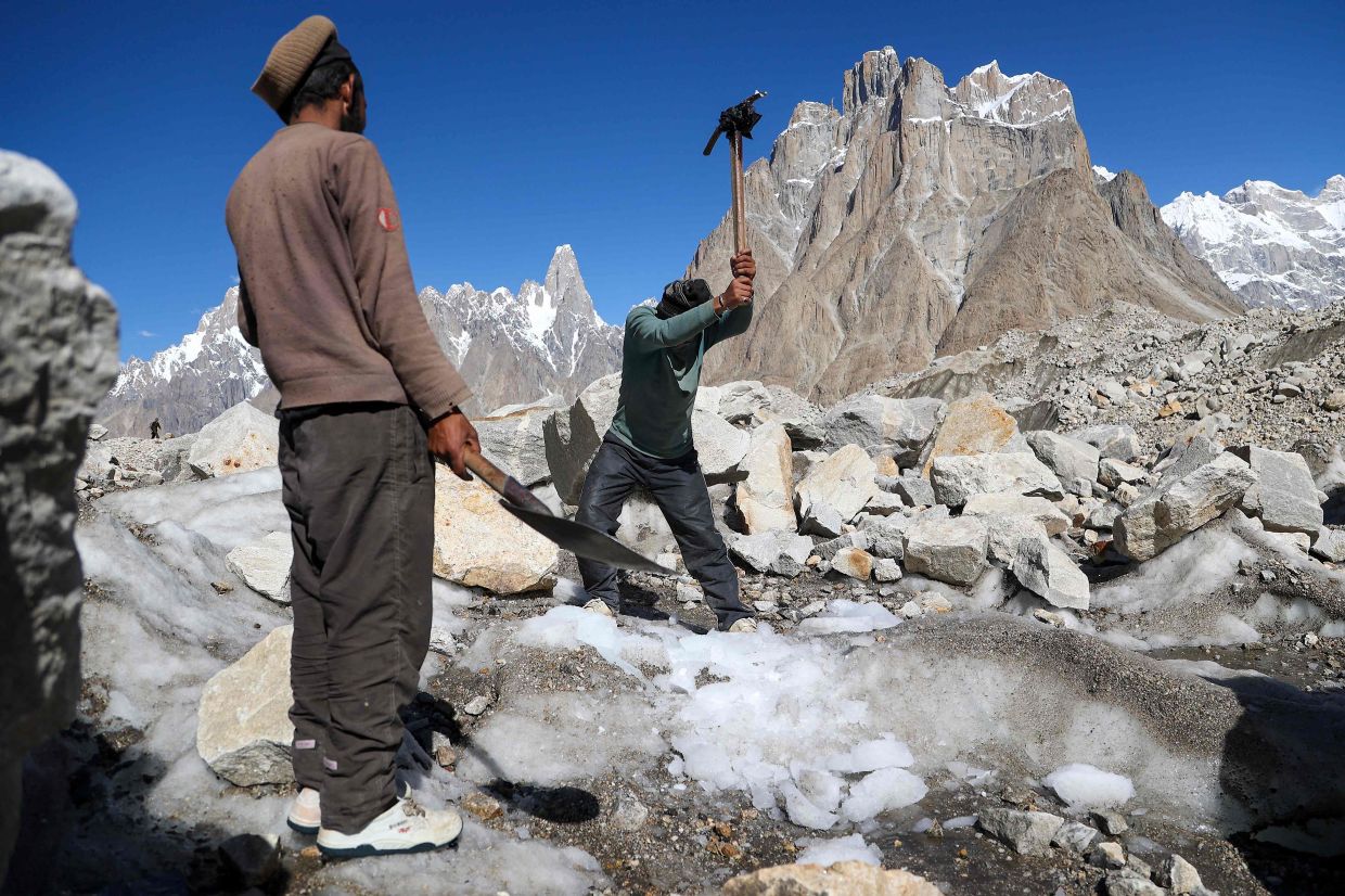 Pakistan's K2 porters face dilemma of sacrificing job prospects for ...