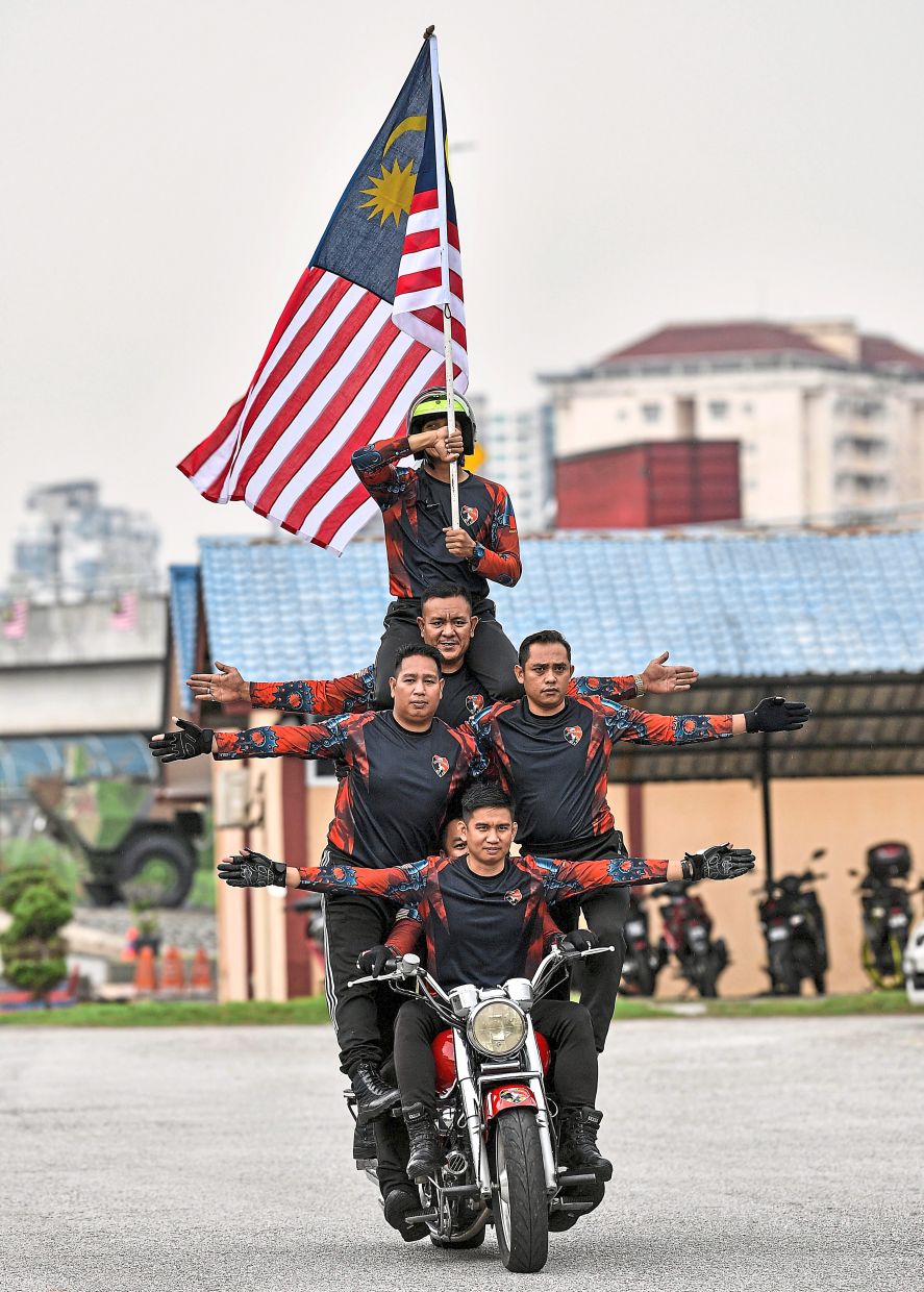 Heart-stopping stunts by the Army Red Warriors | The Star