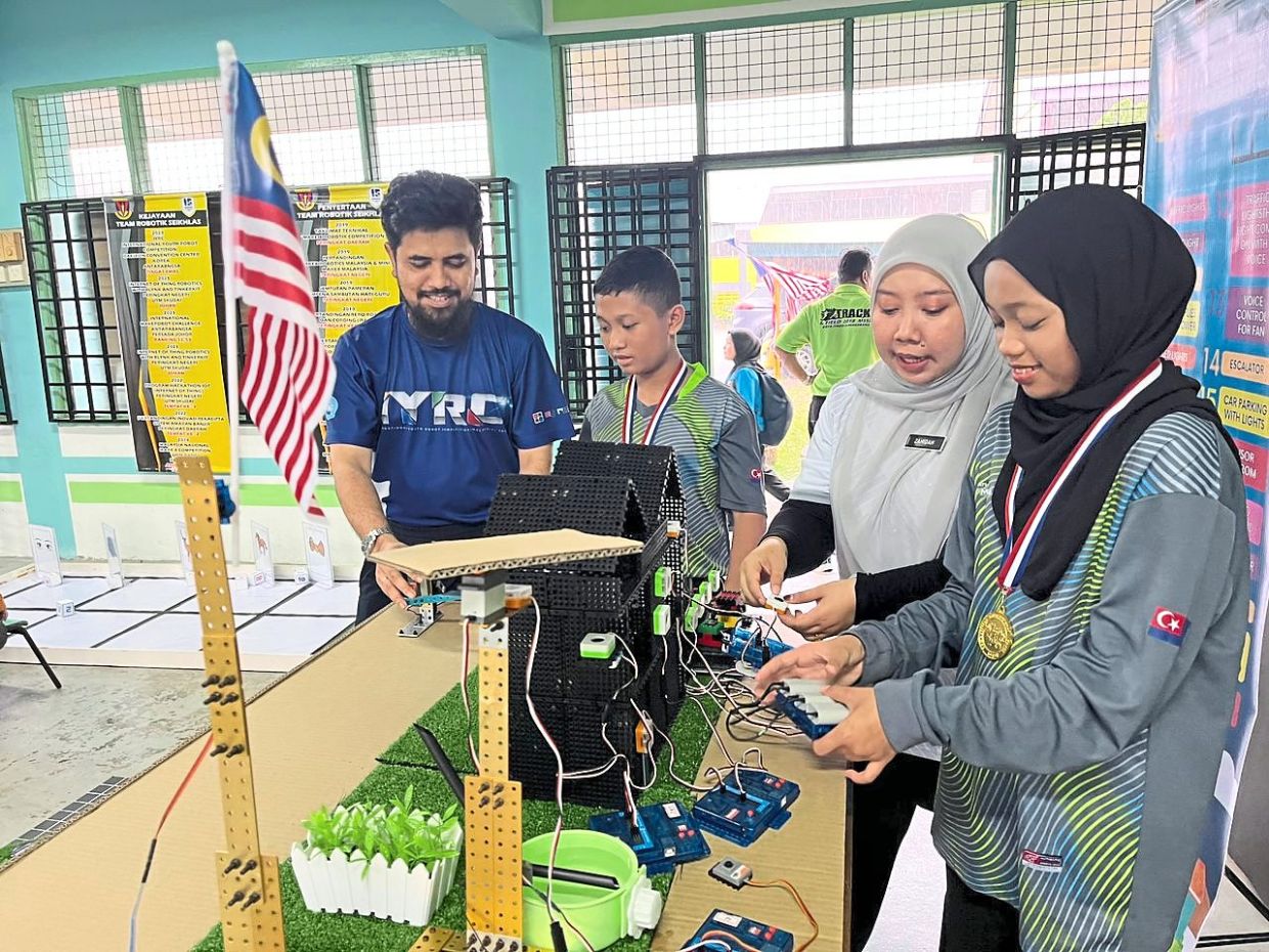Felda pupils win gold in robotics | The Star