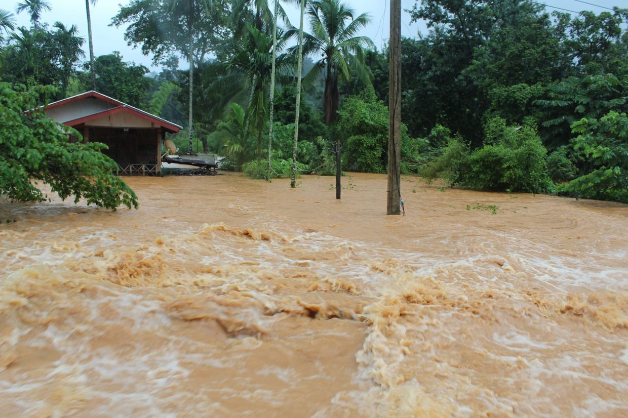 Laos govt sound highest alert and warns people of possible flooding as ...