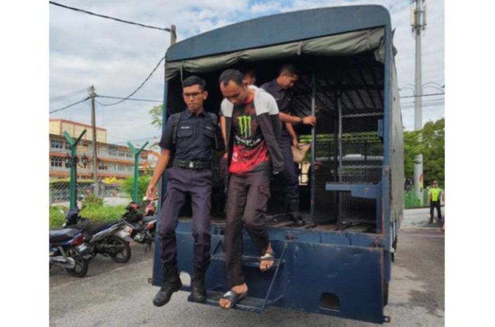 Security guard fined for crashing into JPJ officer | The Star