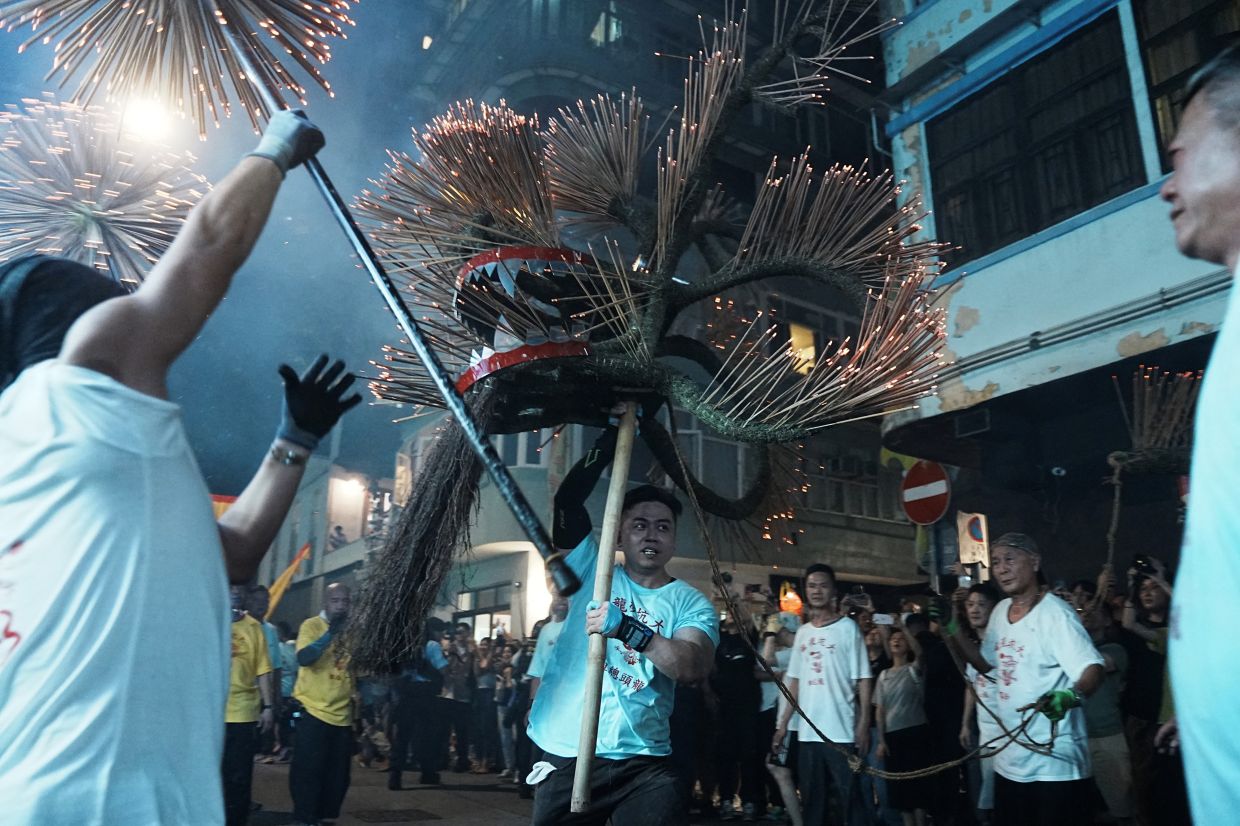 Hong Kong revives 'living tradition' of fire dragon dance | The Star