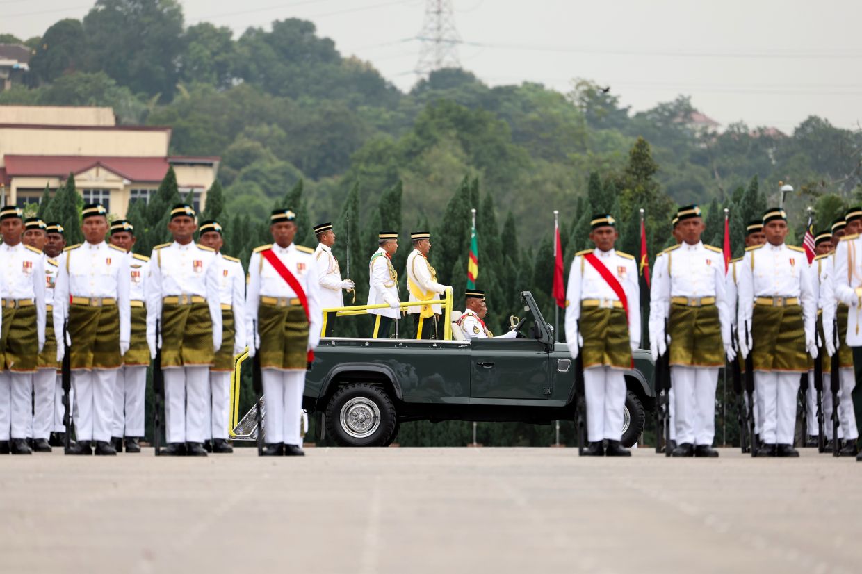 Sultan of Kedah awards regimental colours to 23rd Battalion RAMD | The Star