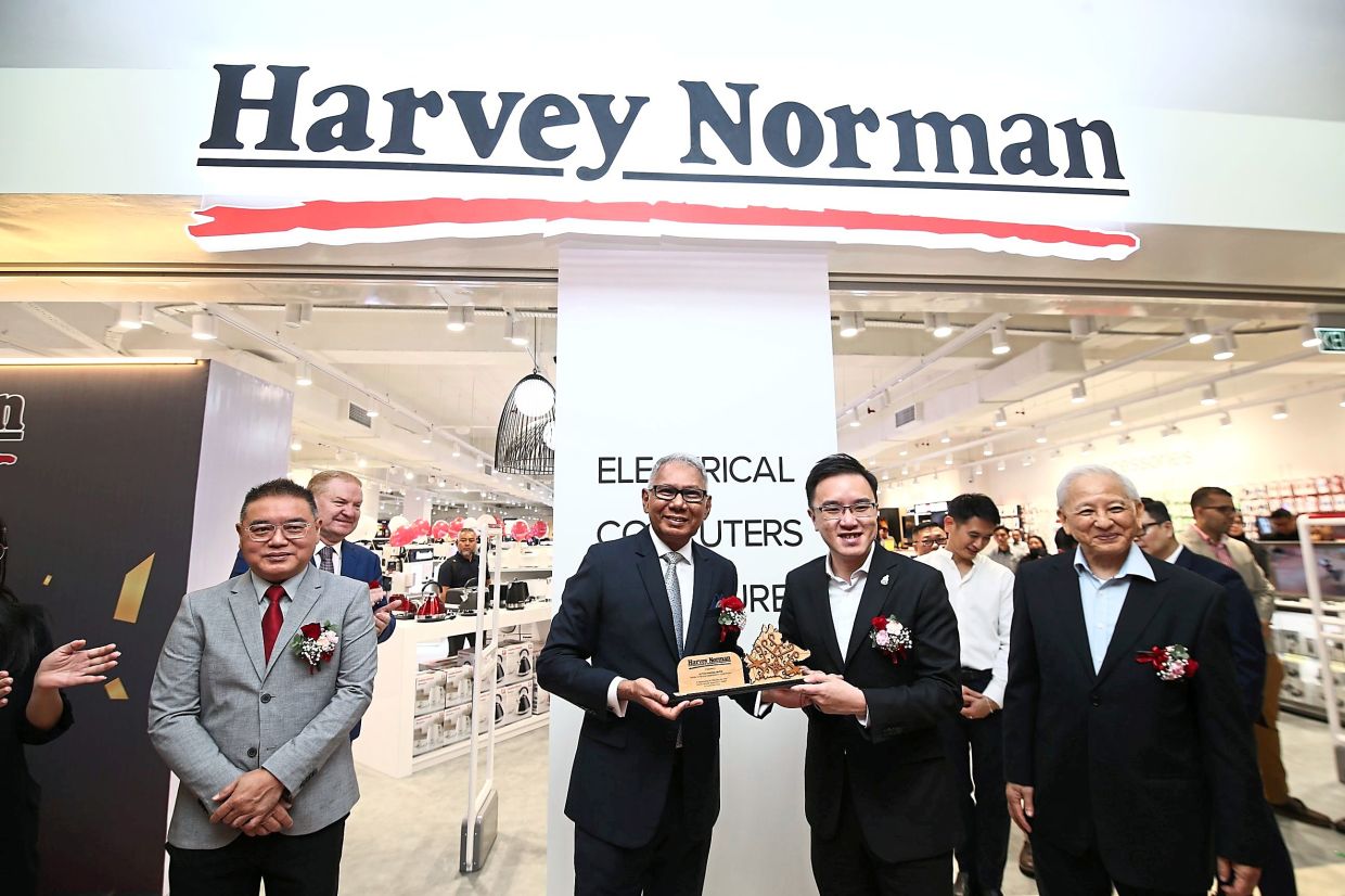 Retailer opens outlet at KK shopping mall | The Star