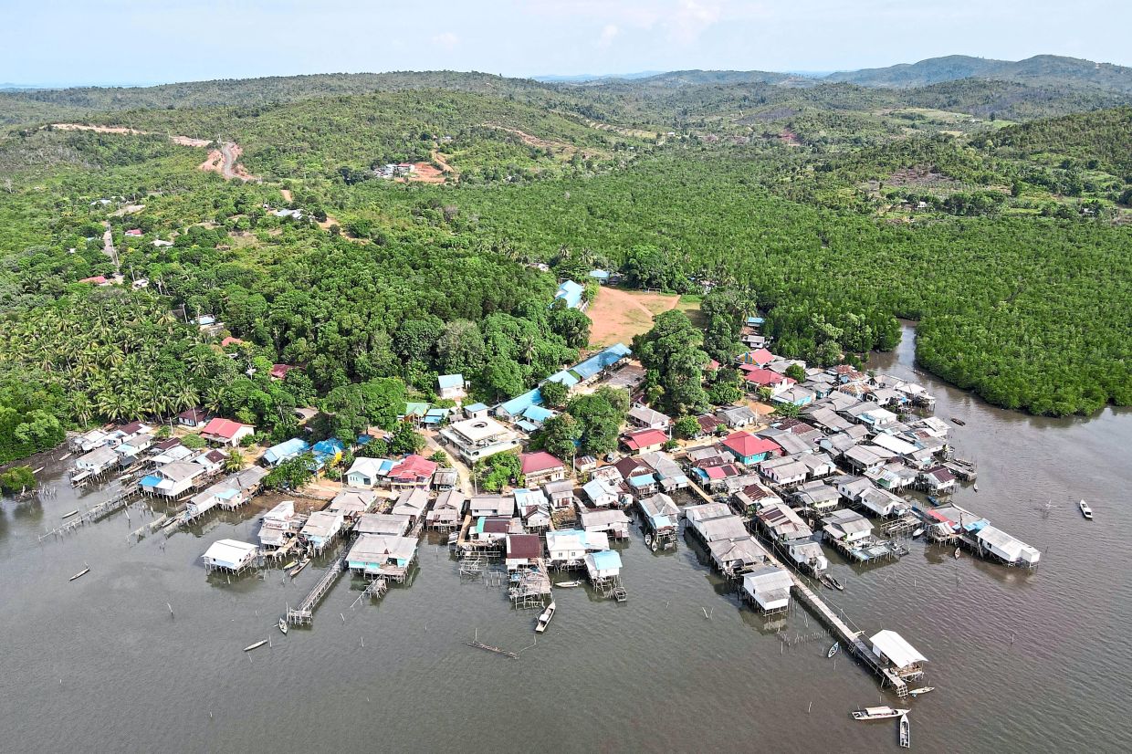 Rempang islanders: Save our village | The Star