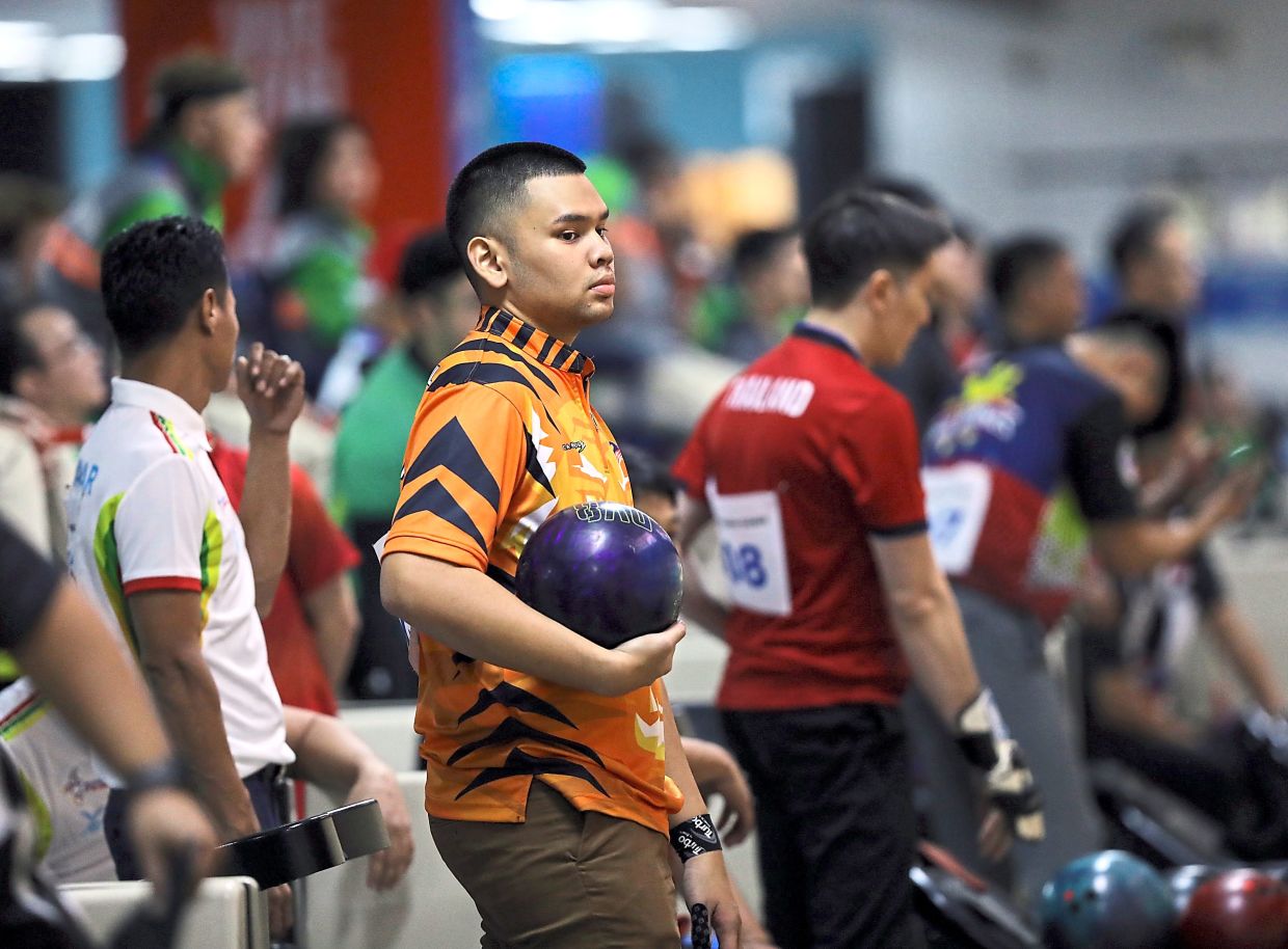 Bowling: Rafiq and Hakim dig deep to progress in doubles after missing ...