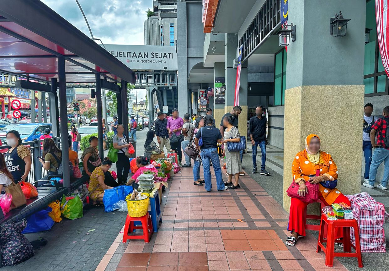 Some foreign street vendors plying their trade illegally in KL | The Star
