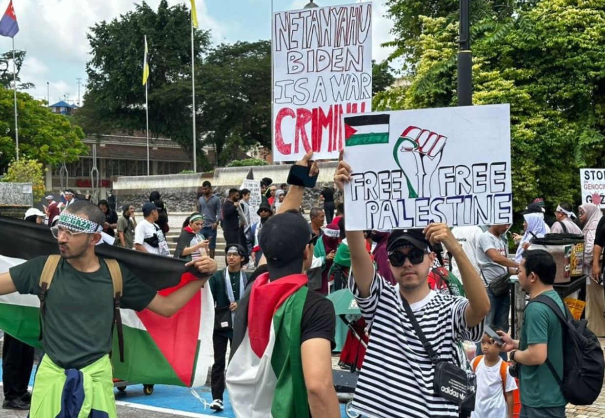 Thousands gather at Dataran Merdeka for peaceful rally for Palestine ...