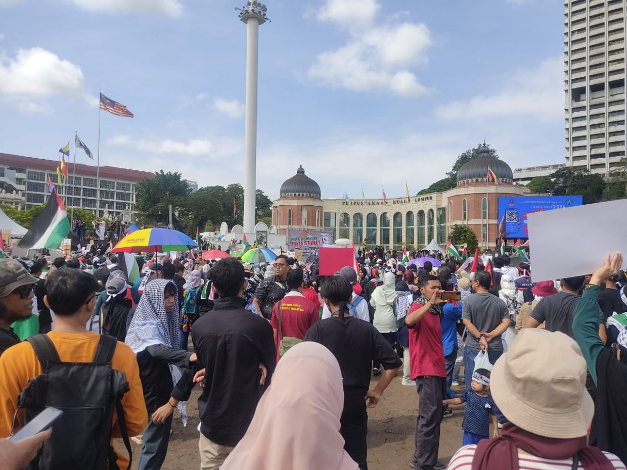 Thousands gather at Dataran Merdeka for peaceful rally for Palestine ...