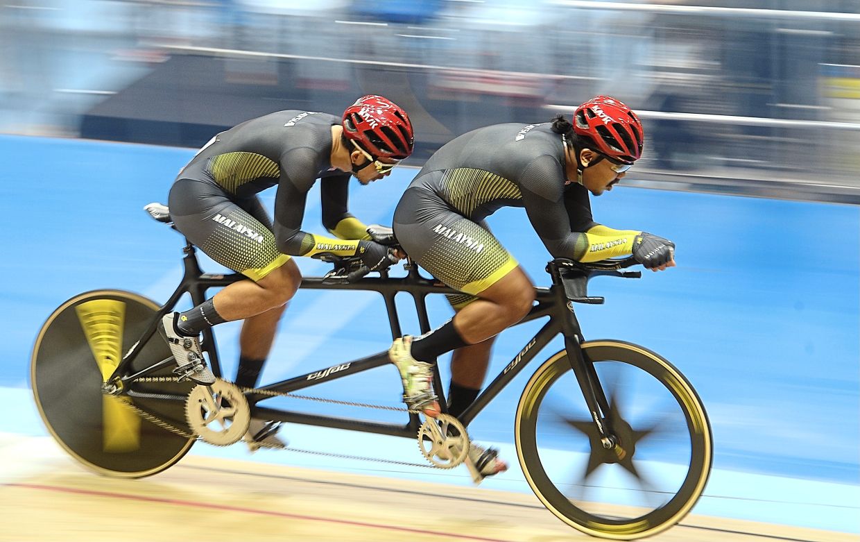 Cycling: Riders sprint to three medals on first day at the velodrome ...