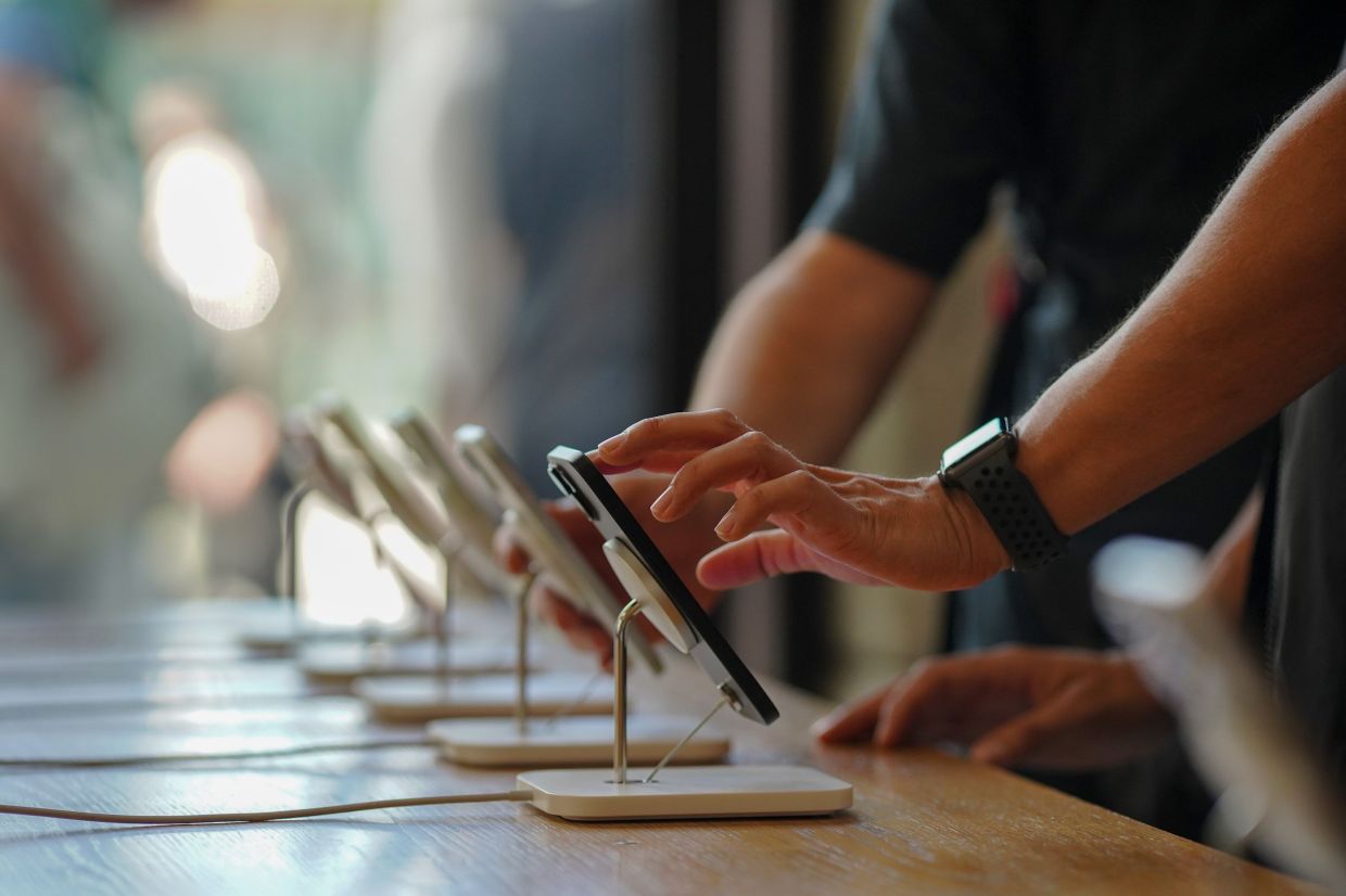 Phone store clerk stole nude photos while transferring customers’ data ...