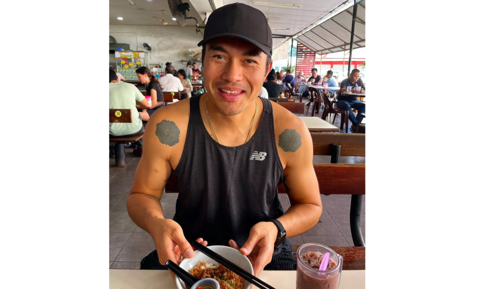 'Crazy Rich Asians' star Henry Golding enjoys mee kolok, iced milo in ...