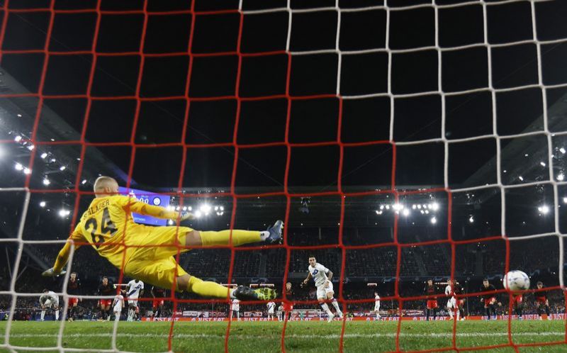 Football: Soccer-Late Martinez winner over Salzburg sends Inter into ...