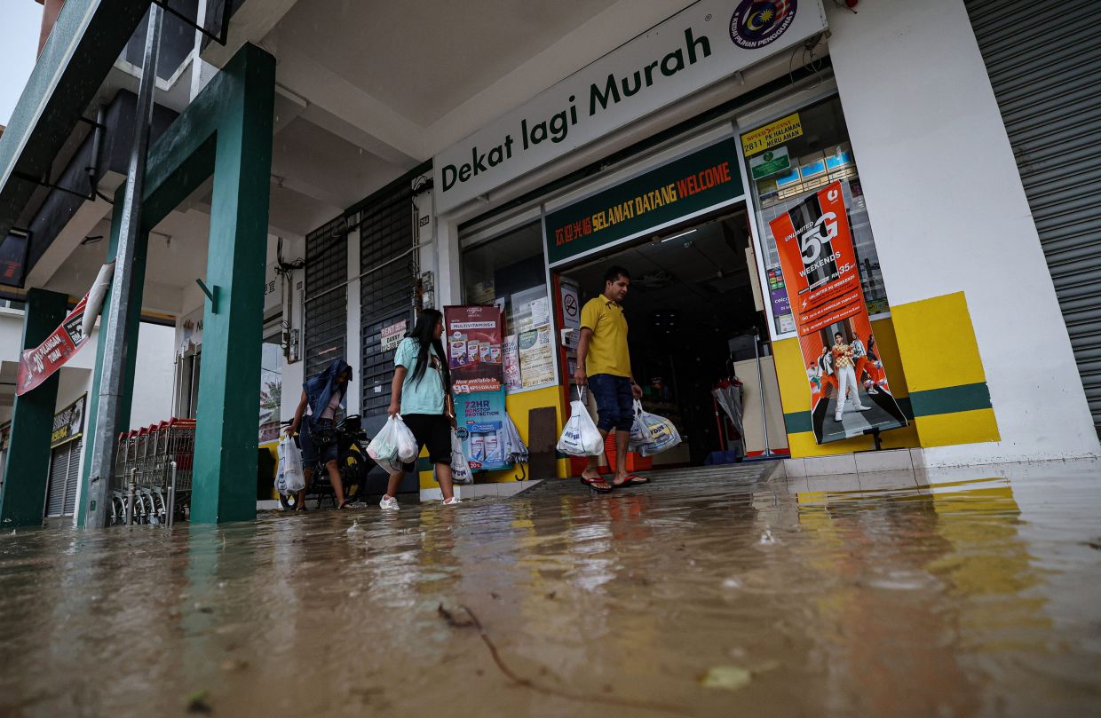 Storm causes flash floods, blows roofs off houses in Meru, Ipoh | The Star