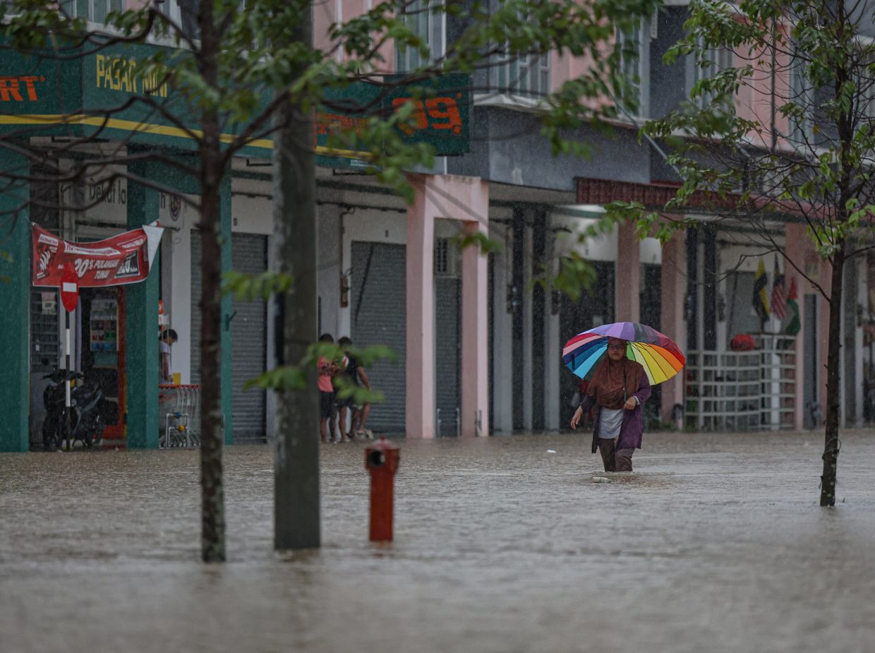 Malaysians Must Know the TRUTH: Storm causes flash floods, blows roofs ...