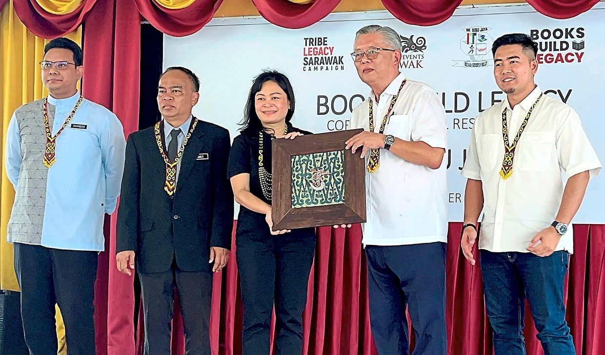 1,000 English books given to Sibu school to help change lives | The Star