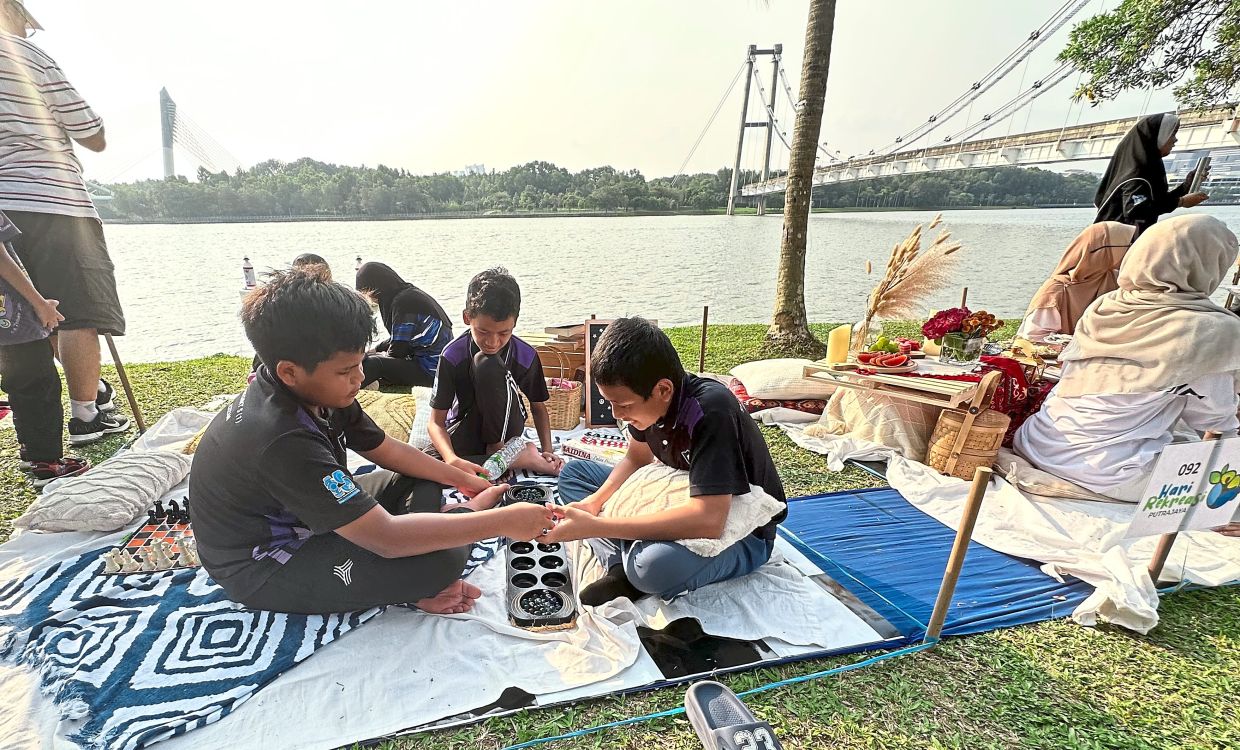 Fun mass picnic gets Putrajaya into record book | The Star
