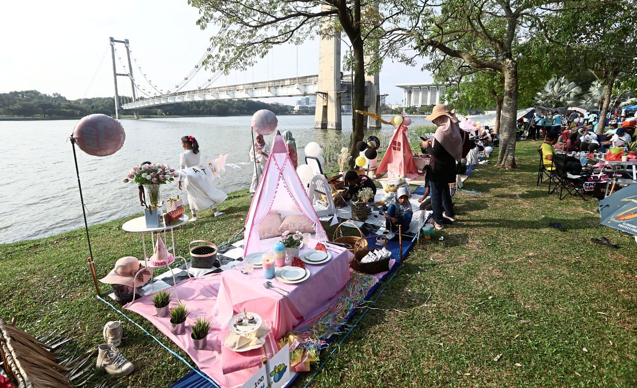 Fun mass picnic gets Putrajaya into record book | The Star