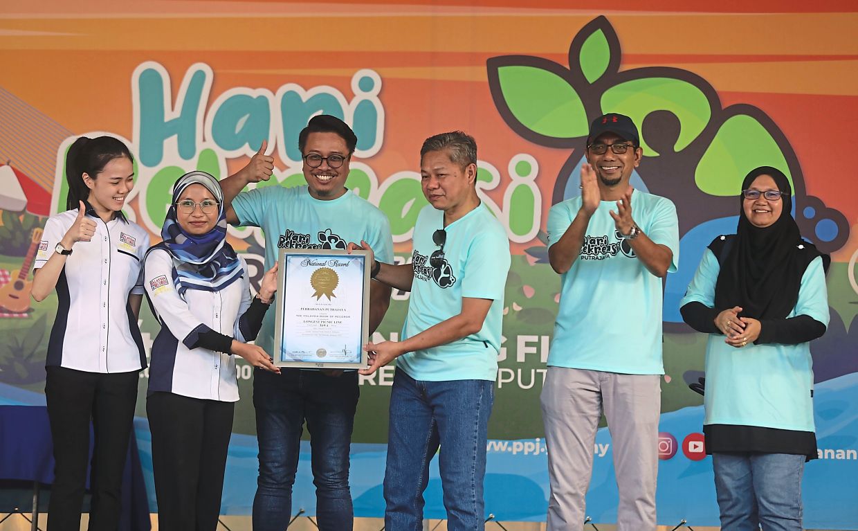 Fun mass picnic gets Putrajaya into record book | The Star
