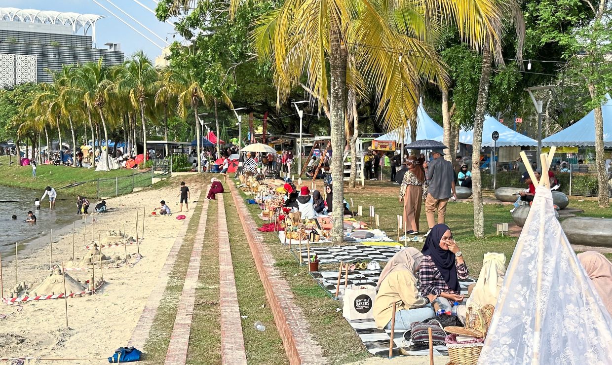 Fun mass picnic gets Putrajaya into record book | The Star