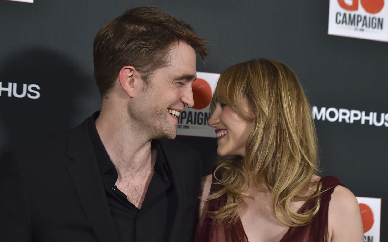 Actors Suki Waterhouse and Robert Pattinson are expecting their first ...
