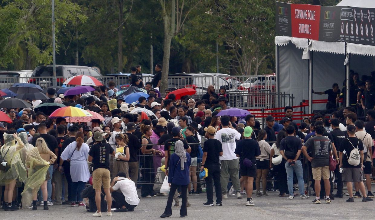 Coldplay fans started queuing as early as 7am to enter concert venue ...