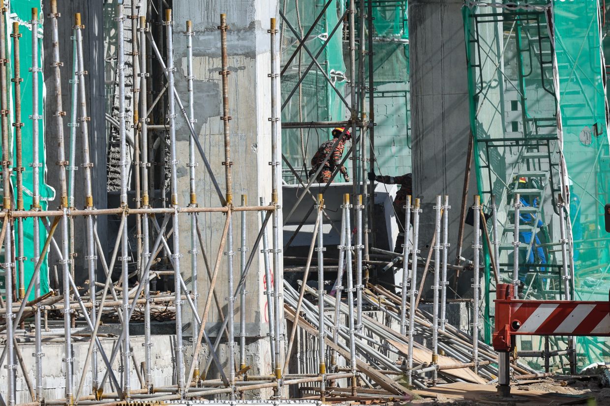 Penang warehouse collapse: Rescuers battling to remove 33-tonne beam to ...