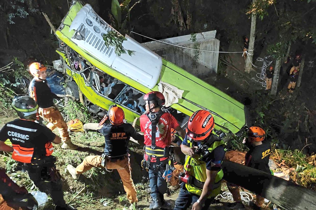 16 dead as passenger bus falls off ravine | The Star