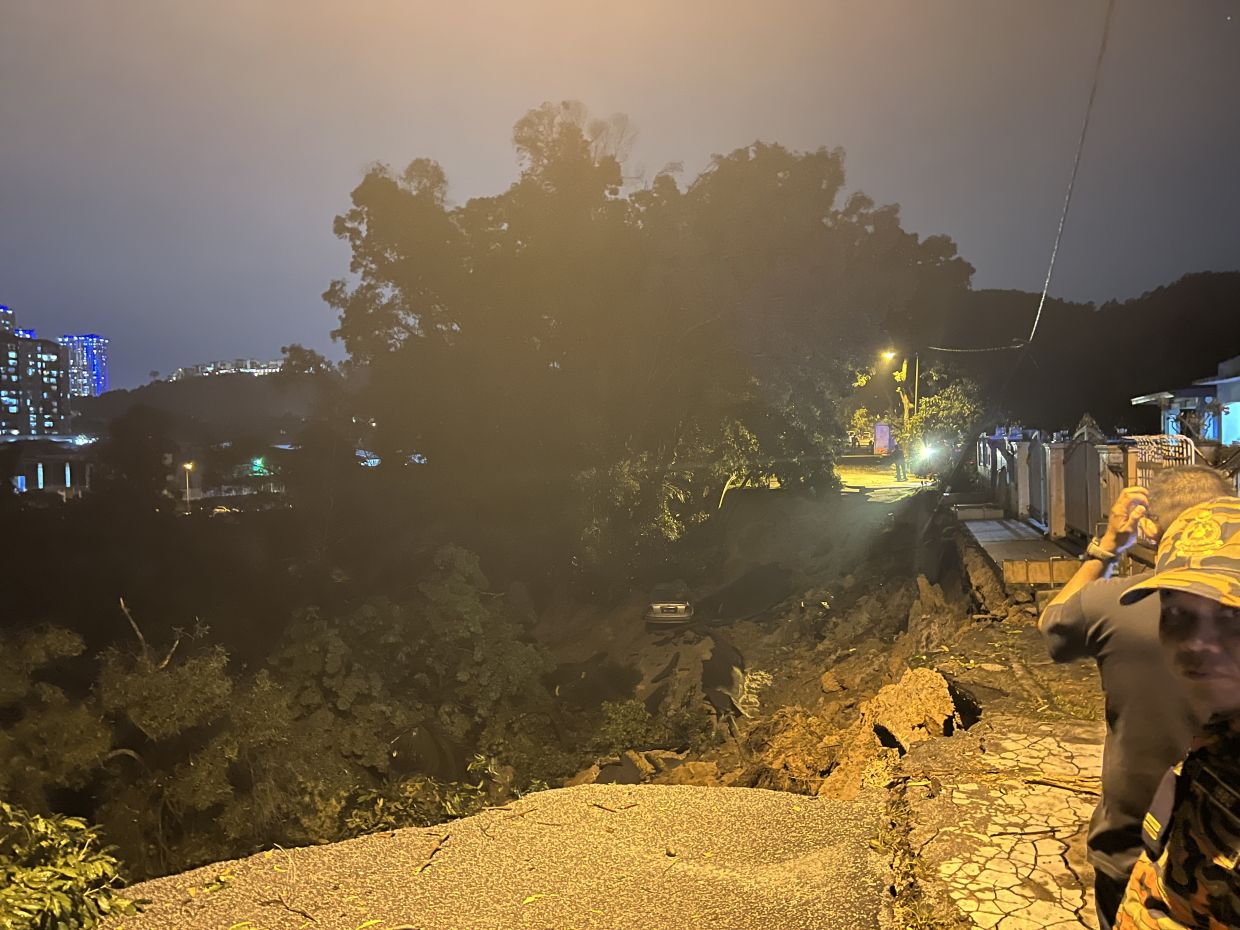 Puchong landslide: Four cars and nine houses damaged | The Star