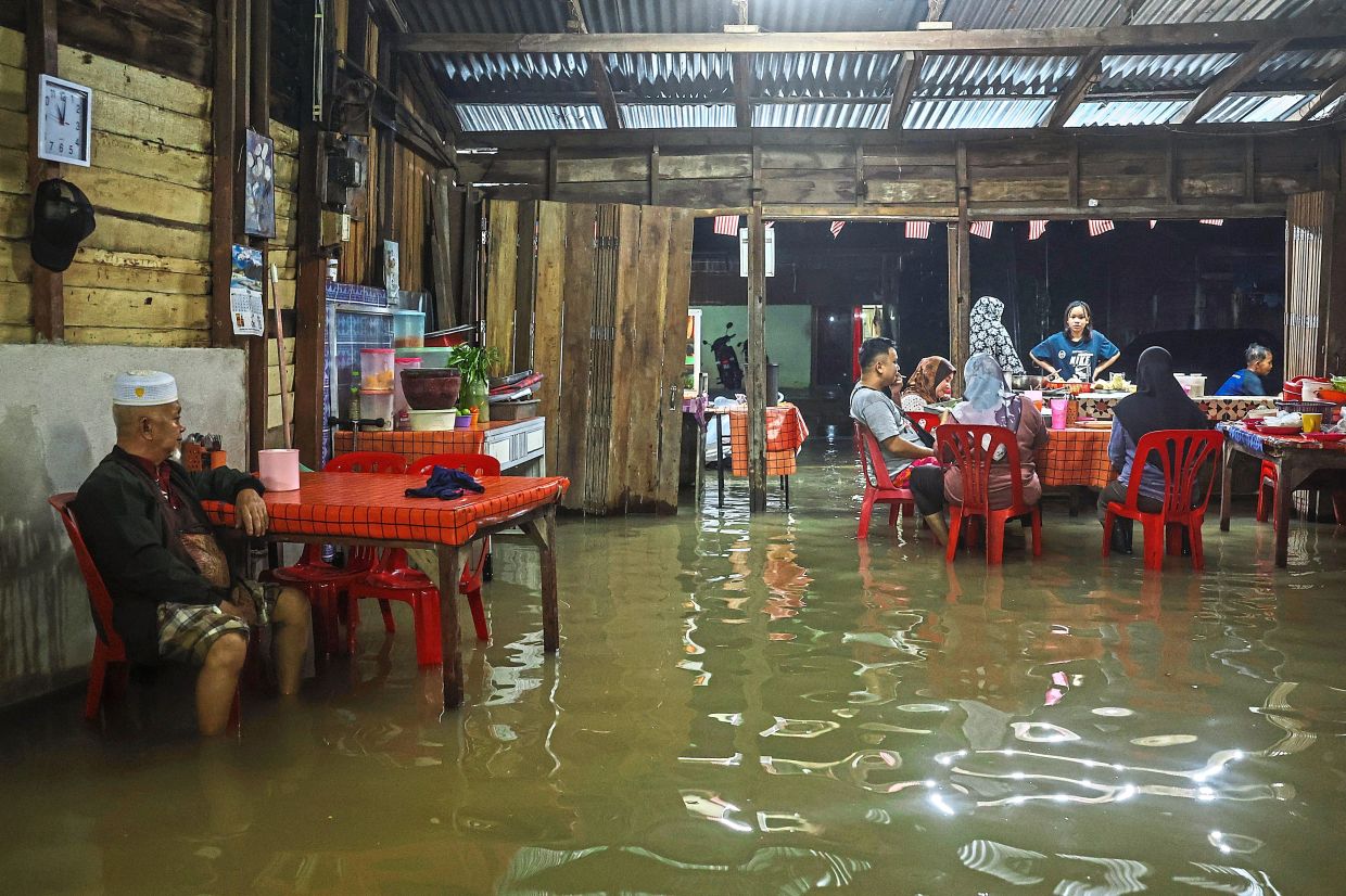 Number of flood evacuees rises in two states | The Star