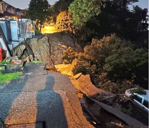 Floods and landslide wreak havoc in Puchong | The Star