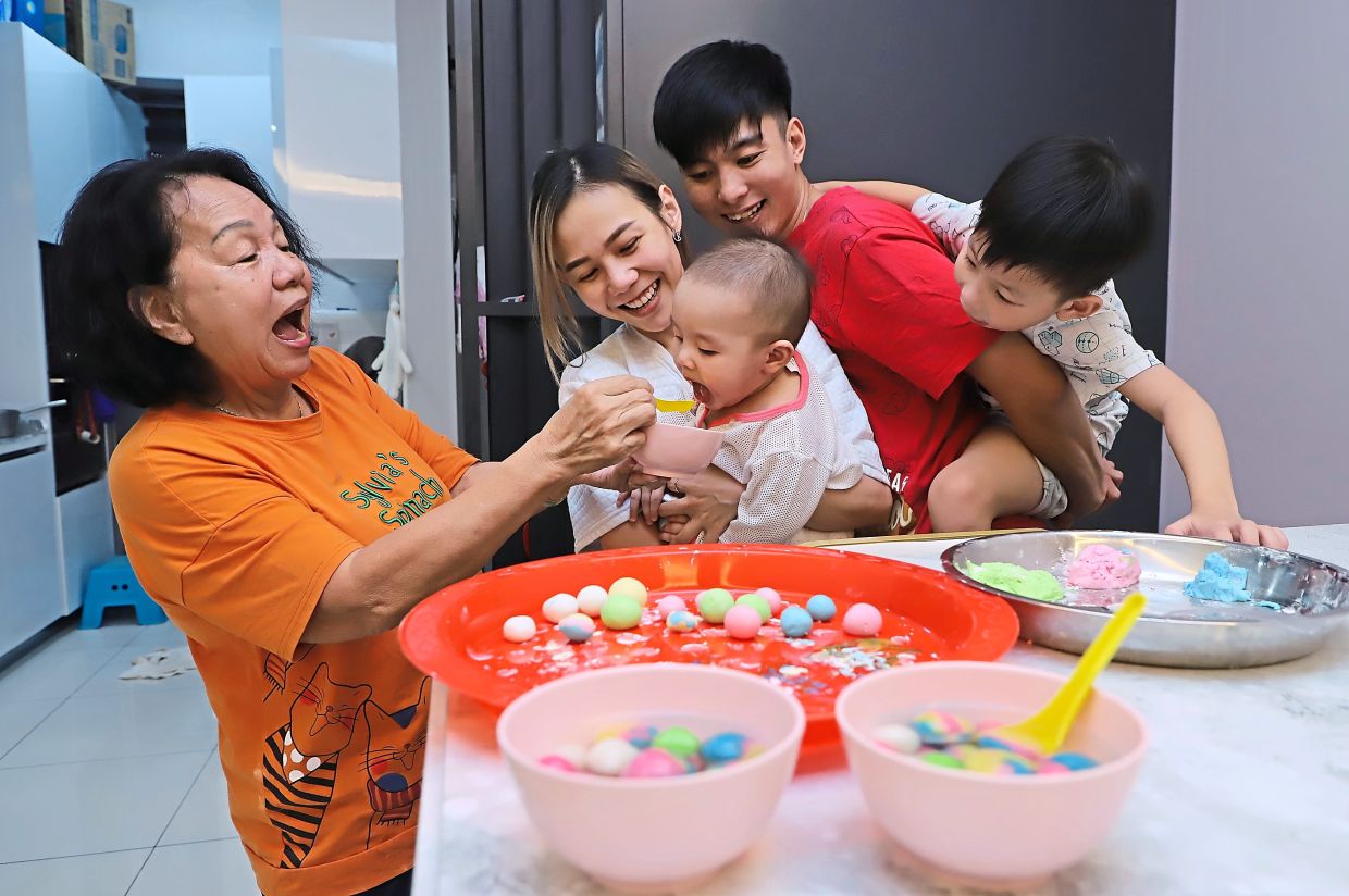 Rolling tang yuan keeps the family together | The Star