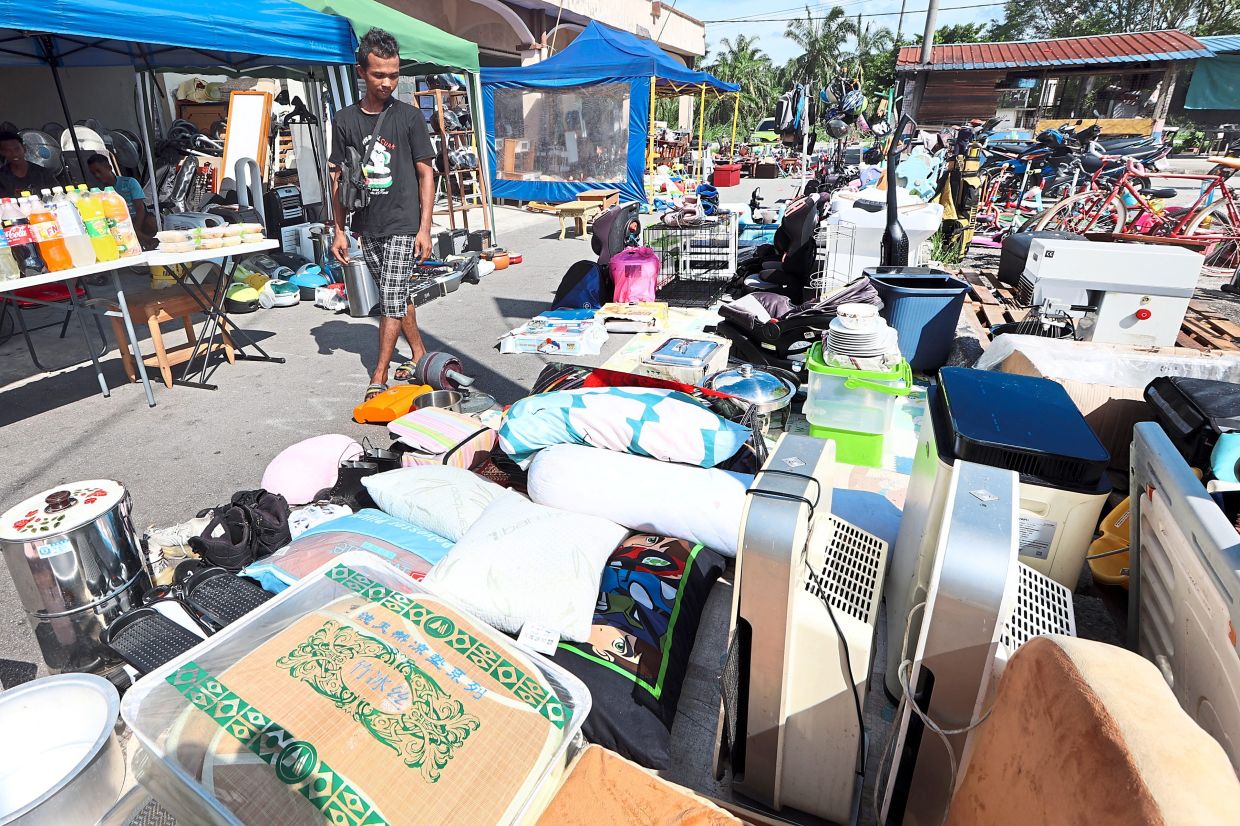 Flea market traders yearn for crowd to return | The Star