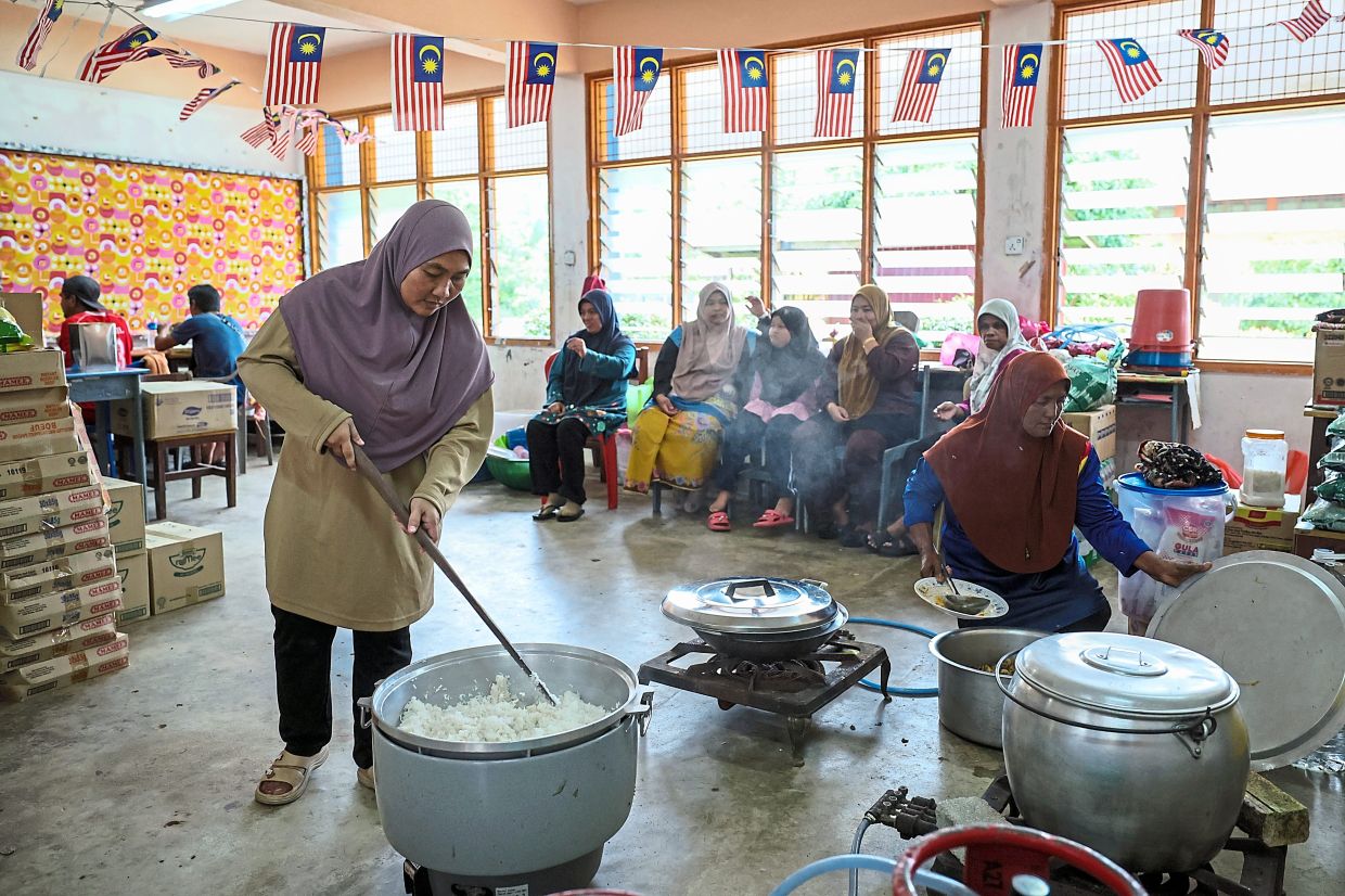 Mums take over cooking duties at relief centre | The Star