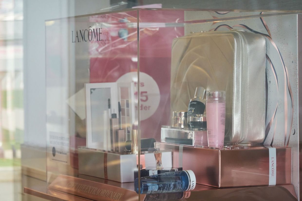 Beauty conglomerate heir becomes first woman with over RM450bil fortune ...