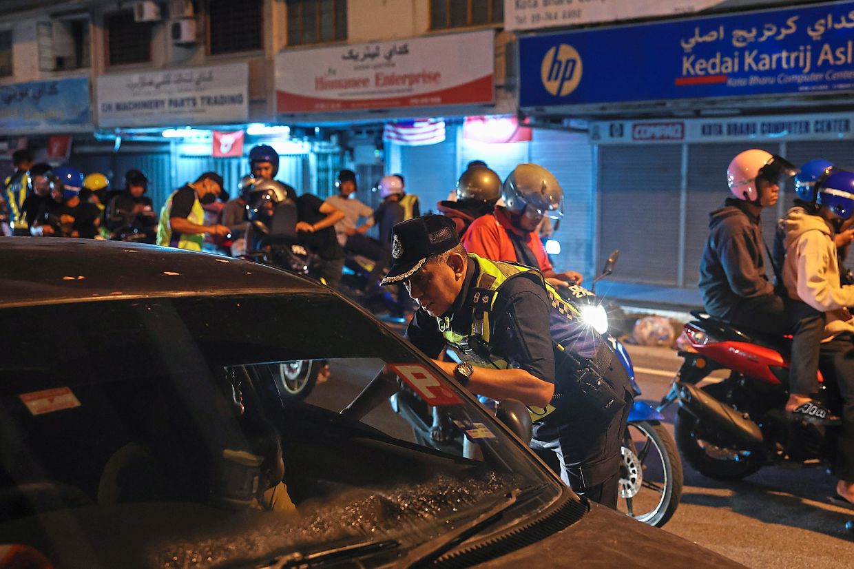 Cops slap errant motorists with 453 summonses | The Star