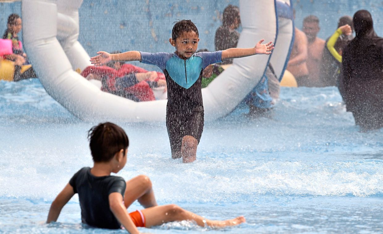 Holidaymakers opt for water theme park in wet season | The Star