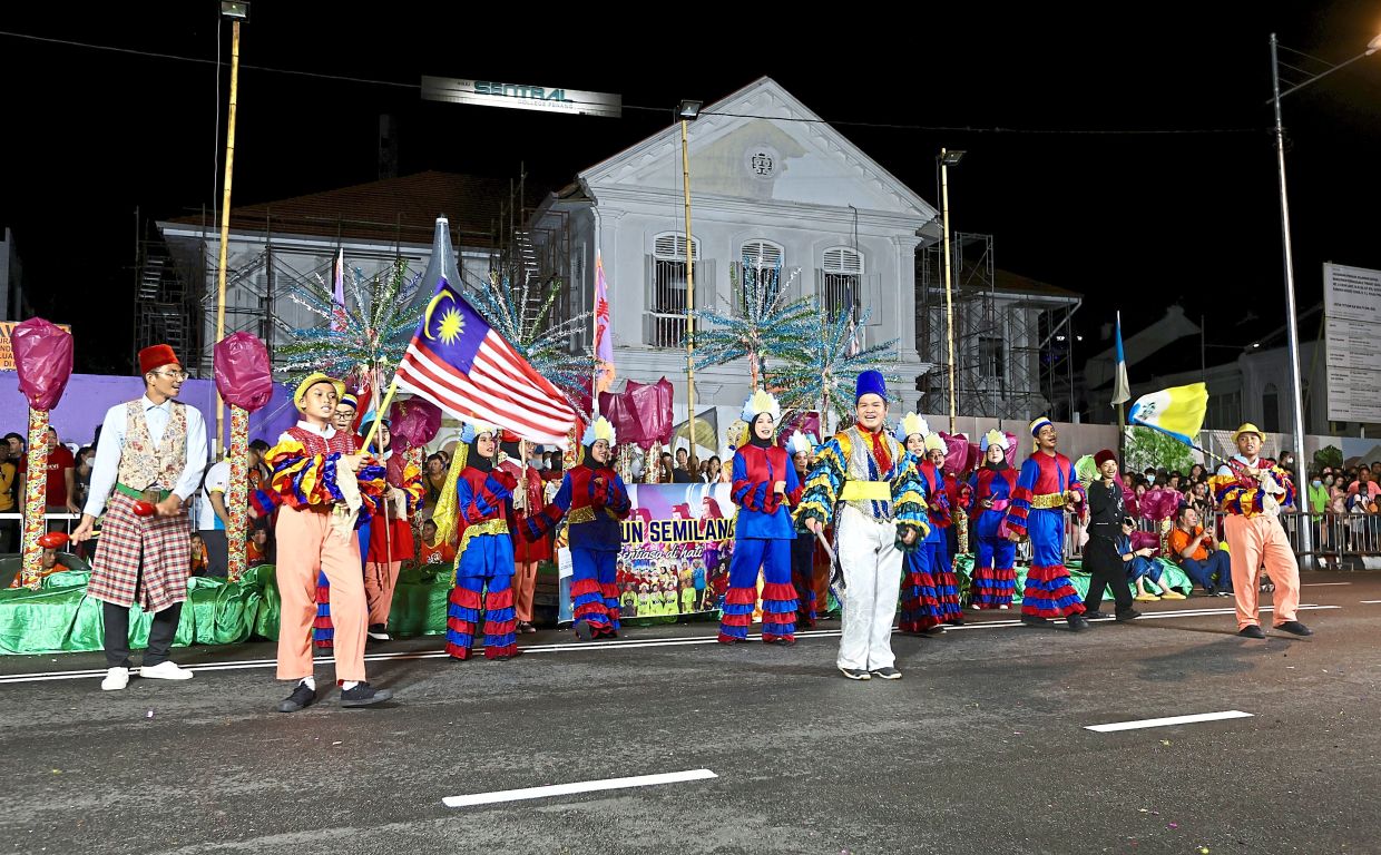 Splendour of Chingay lights up city streets | The Star