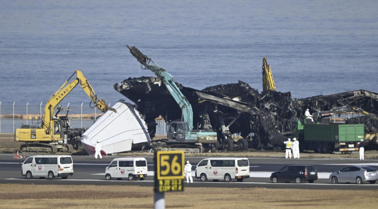 Plane wreckage being cleared from Tokyo airport after collision | The Star