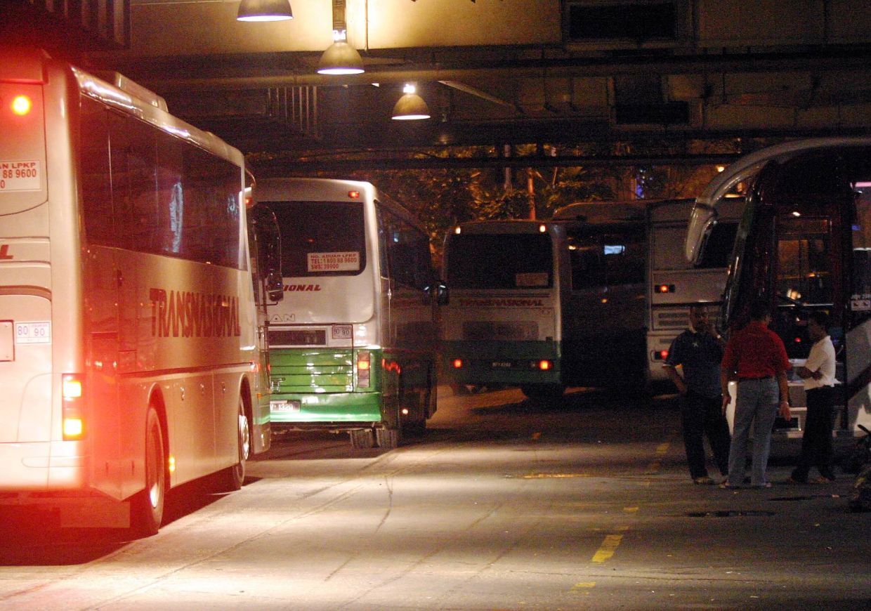 Driver on his handphone was using his elbows | The Star